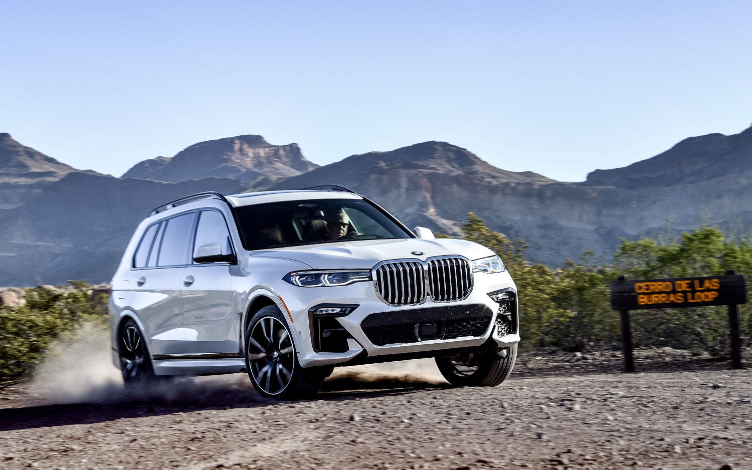 Comparison - BMW X7 xDrive50i 2019 - vs - Cadillac XT6 Sport 2020 | SUV Drive
